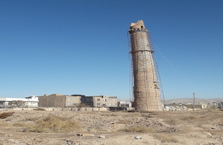 کار استحکام و کاشی شانی سومین منار مصلی تاریخی هرات ادامه دارد ...